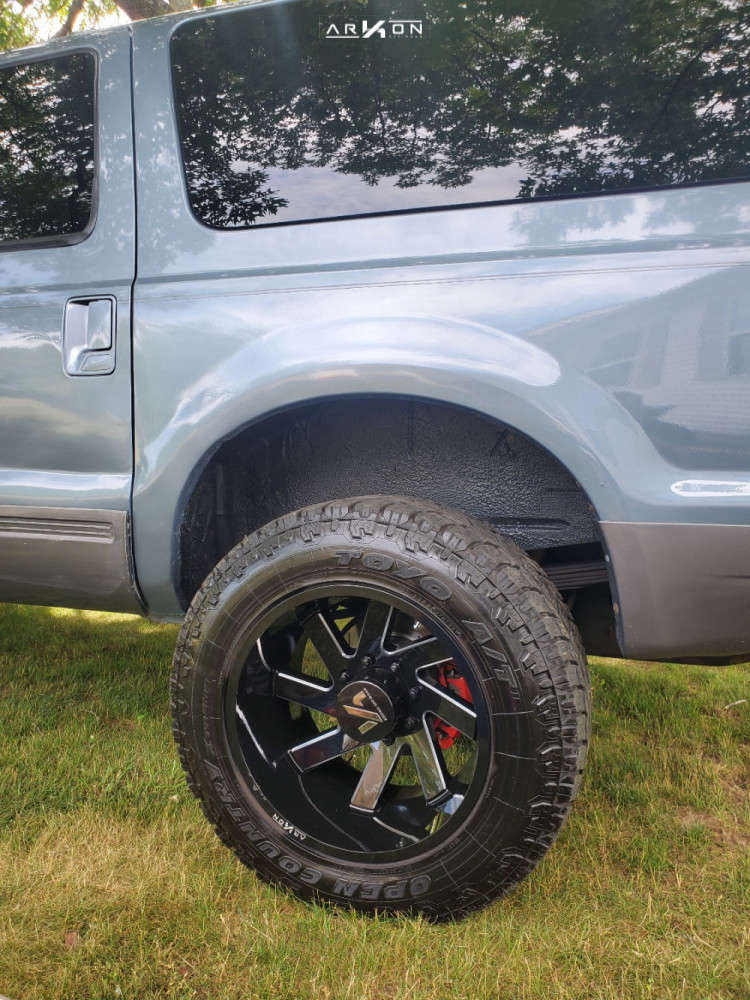 2001 Ford Excursion Wheel Offset Aggressive > 1" Outside Fender ...