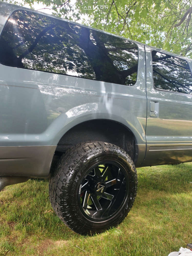 2001 Ford Excursion Wheel Offset Aggressive > 1" Outside Fender ...
